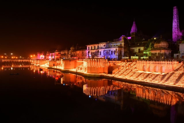 Ayodhya Diyas Made World Record, Lights 5.84 Lakhs Diya for 45 minutes ...